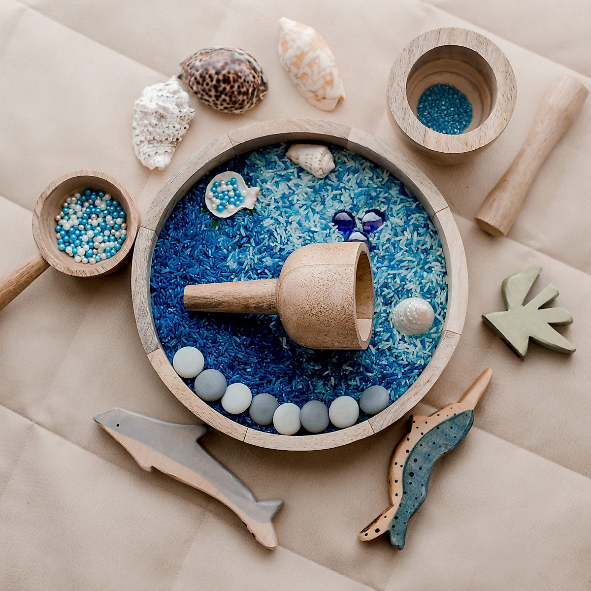 KOOKAROO Round Sensory Tray + 4 Wooden Sensory Bin Tools, Montessori Pouring Set, Waldorf Toys, Sensory Bins for Toddlers 3-4, Sand Tray, Montessori Tray, Sensory Trays, Wooden Scoop, Tactile Toys.