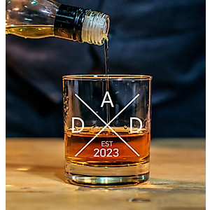 CARVELITA Dad Est 2023 Whiskey Glass - Pregnancy Announcements For Dad - 11oz Old Fashioned Bourbon Rocks Glass For Expecting Father - Dad To Be Gifts - Funny New Dad Gifts - First Time Dad Gifts