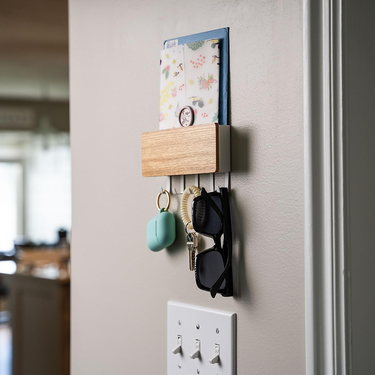 EZENTIAL Key Holder Wall Mount, Self Adhesive Key Hooks, Mail Organizer and Key Rack for Wall, Small Key Hanger for Wall Decorative, Stick on Key Rack, Adhesive Entryway Key Holder