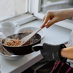 Loveuing Kitchen Oven Gloves - Silicone and Cotton Double-Layer Heat Resistant Oven Mitts/BBQ Gloves/Grill Gloves - Perfect for Baking and Grilling - 1 Pair (One Size Fits Most, Black)