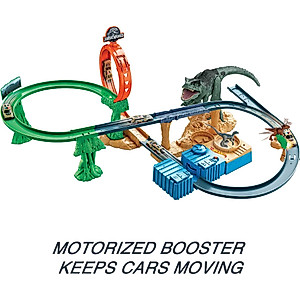 Hot Wheels Jurassic World Dominion Toy Cars Track Set, Clash 'N Crash Playset with Motorized Booster & 1:64 Scale Car