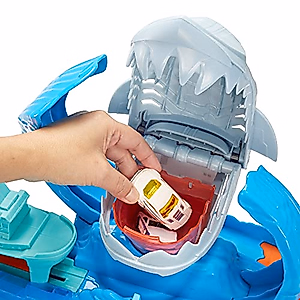 Hot Wheels Toy Car Track Set, Robo Shark Frenzy Playset & Color Shifters Car in 1:64 Scale, Color Change Area in Warm & Icy Cold Water