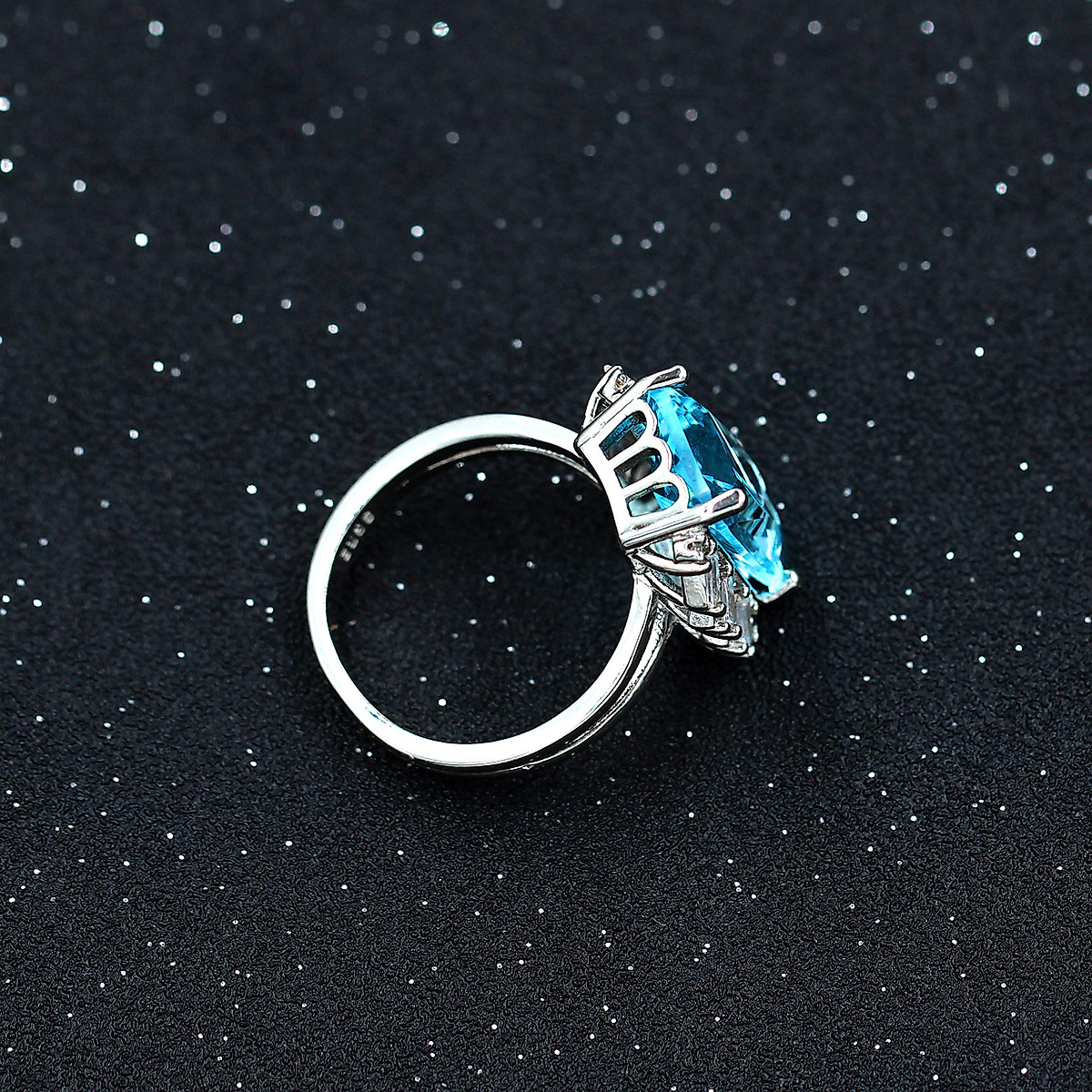 Uloveido Fashion Emerald Cut Birthstone Ring Simulated Aquamarine Antique Women's Ring Engagement Wedding Jewelry (Size 8)