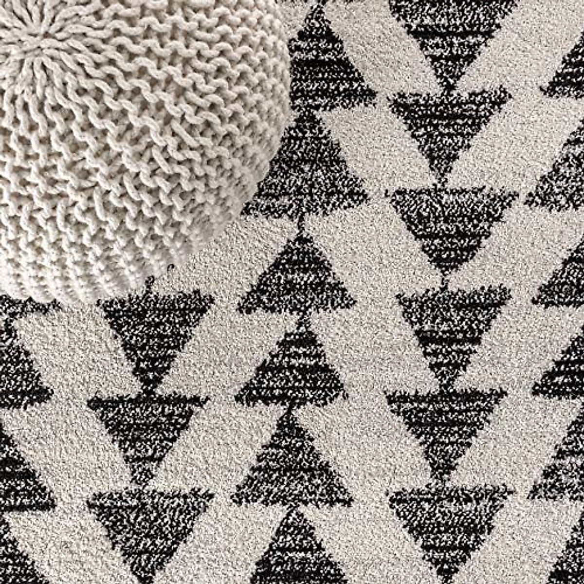 JONATHAN Y MOH206A-4 Aisha Moroccan Triangle Geometric Indoor Farmhouse Area-Rug Bohemian Minimalistic Easy-Cleaning Bedroom Kitchen Living Room Non Shedding, 4 X 6, Cream,Black