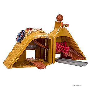 Micro Machines Micro Off-Road Adventure Expandable Playset - Features 1 Exclusive Mini-Vehicle - Collectible Themed Toy Cars – Tiny Vehicles, Huge World – Collect Them All