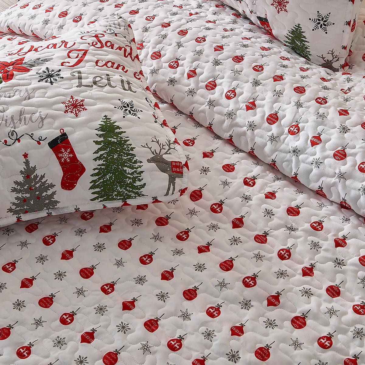 Great Bay Home 3-Piece Christmas Quilt Set with Shams. Reversible Bedspread Coverlet with Holiday Pattern. Carol Collection (Full/Queen)