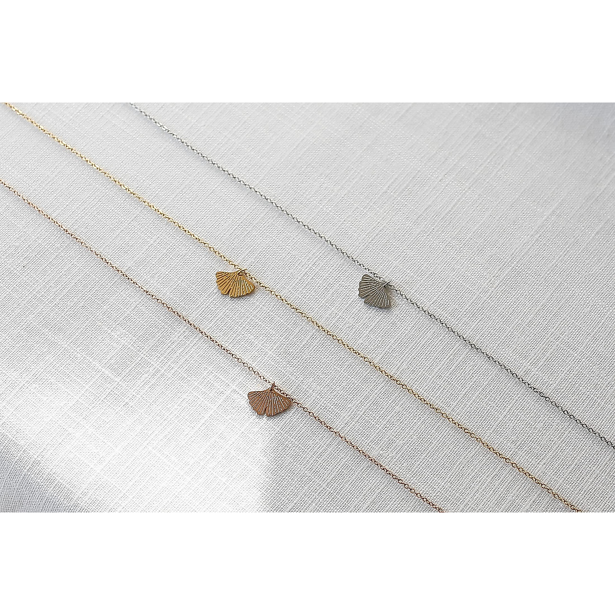 LUUK LIFESTYLE Necklace for women with ginkgo leaf pendant and HAPPINESS gift card, modern and minimalist fashion accessory, jewelry for everyday wear, good luck charm, zen yoga gift, gold