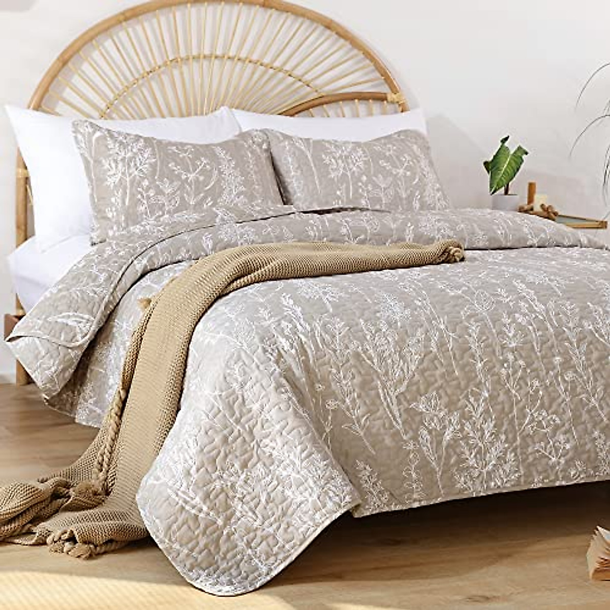 JANZAA Quilt Queen Size Oatmeal Bed Spread with White Floral Pattern Botanical Microfiber Quilts Set Lightweight Comforter 3 Pieces Reversible Bedding Set (1 Queen Quilt and 2 Pillow Cases)