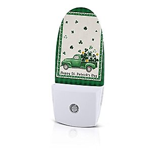 RisQiten St. Patrick's Day Night Light, LED Plug in Night Light, Green Checkered Board Truck Clover Gold Night Lights with Dusk to Dawn Sensor Decorative Kids/Adults Nightlight for Bedroom Bathroom