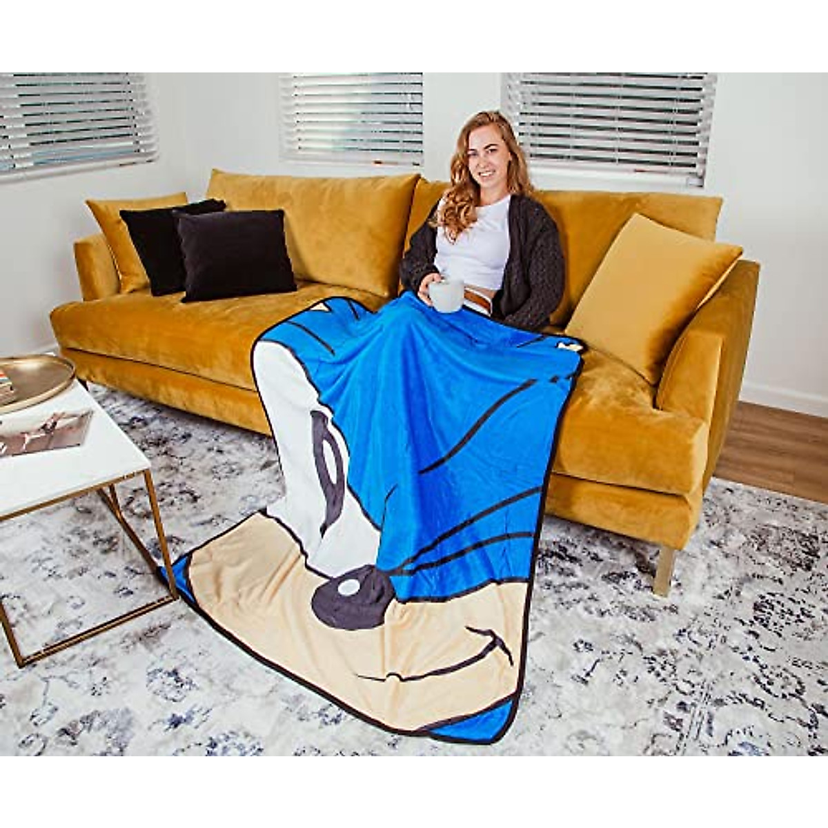 Sonic the Hedgehog Face Plush Throw Blanket | Fleece Blanket Cover, Cozy Sherpa Wrap For Sofa And Bed, Home Decor Room Essentials | SEGA Video Game Gifts And Collectibles | 45 x 60 Inches