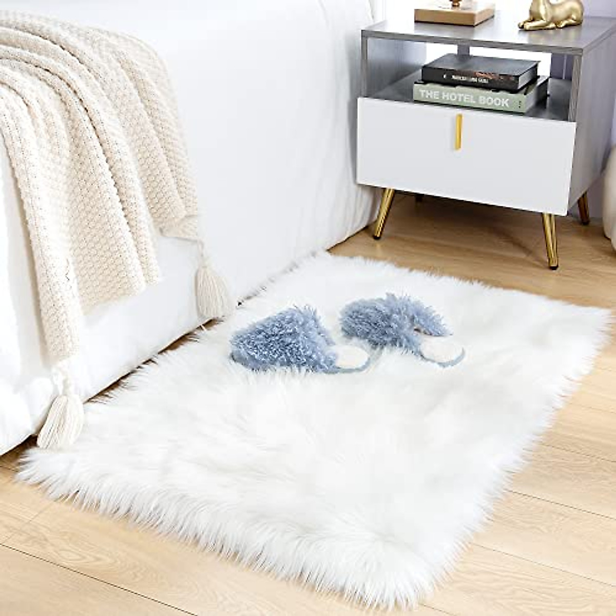 Noahas White Faux Fur Rug,Luxury Fluffy Rugs for Bedroom,2 x 3 Feet Washable Area Rugs,Sheepskin Bedroom Rug,Furry Carpet Small Shag Rug,Soft Throw Rugs for Living Room,Kids Boys Girls Room Decor