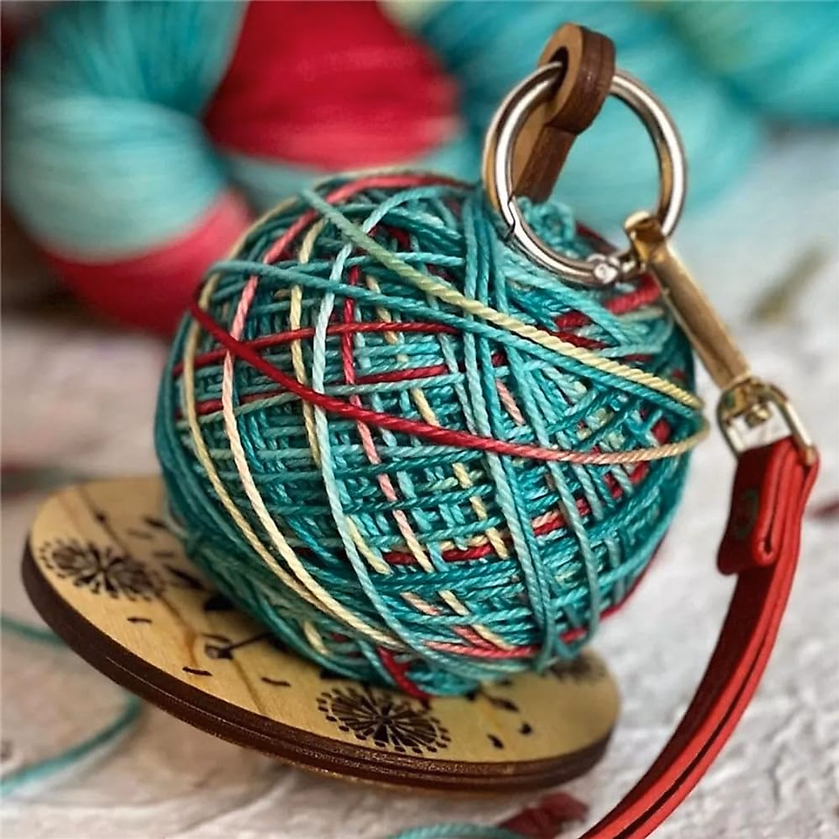 Portable Wooden Wrist Yarn Holder with Strap for Knitting and Crocheting, Yarn Ball Storage Stand, Prevents Yarn Tangling and Misalignment (Green)