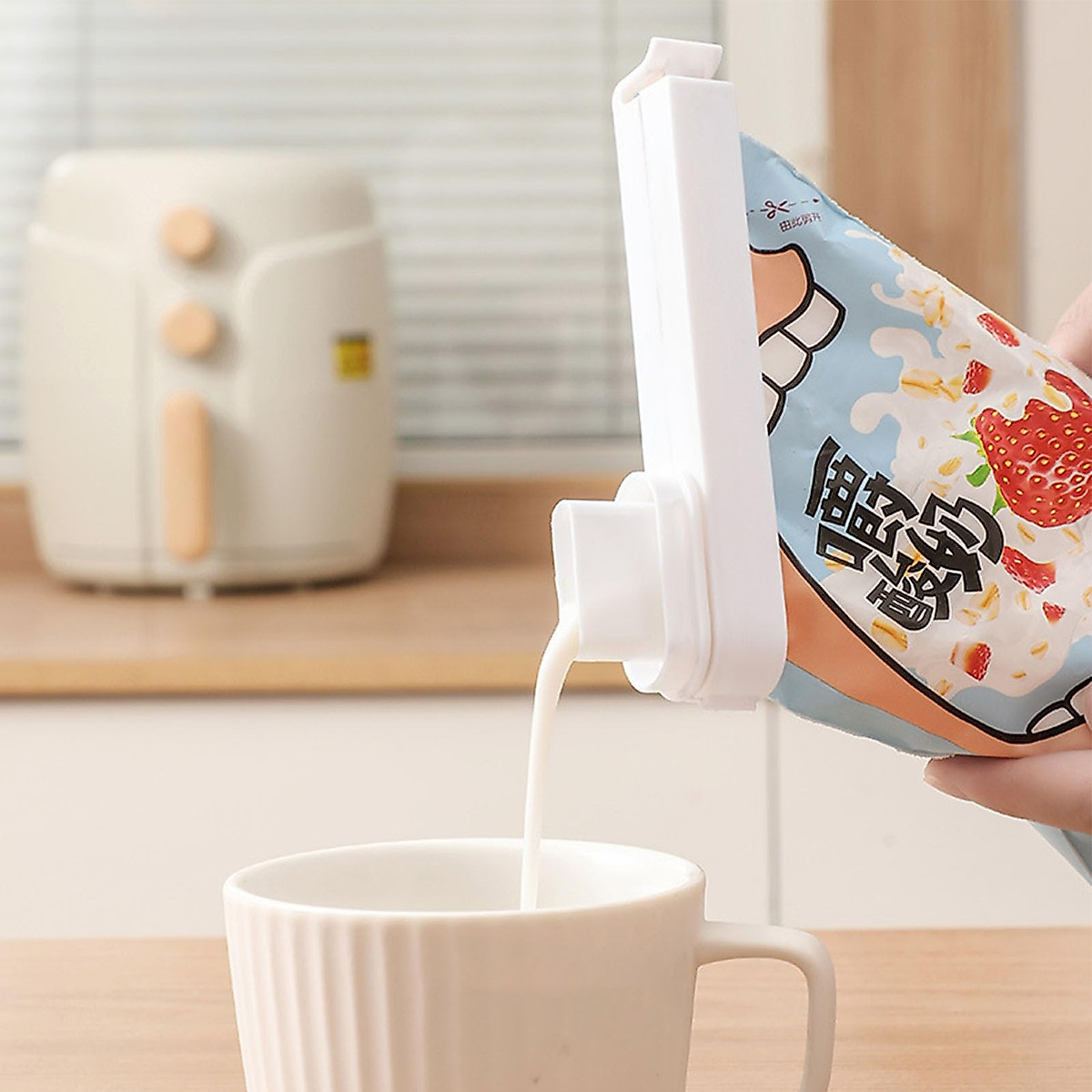 2pcs Pouring Clips Food Sealing Chip Bag Clip with Lid, Food Storage Clips with Pour Spout for Flour Coffee Cereal Whipping Cream Sealing Package(Large)