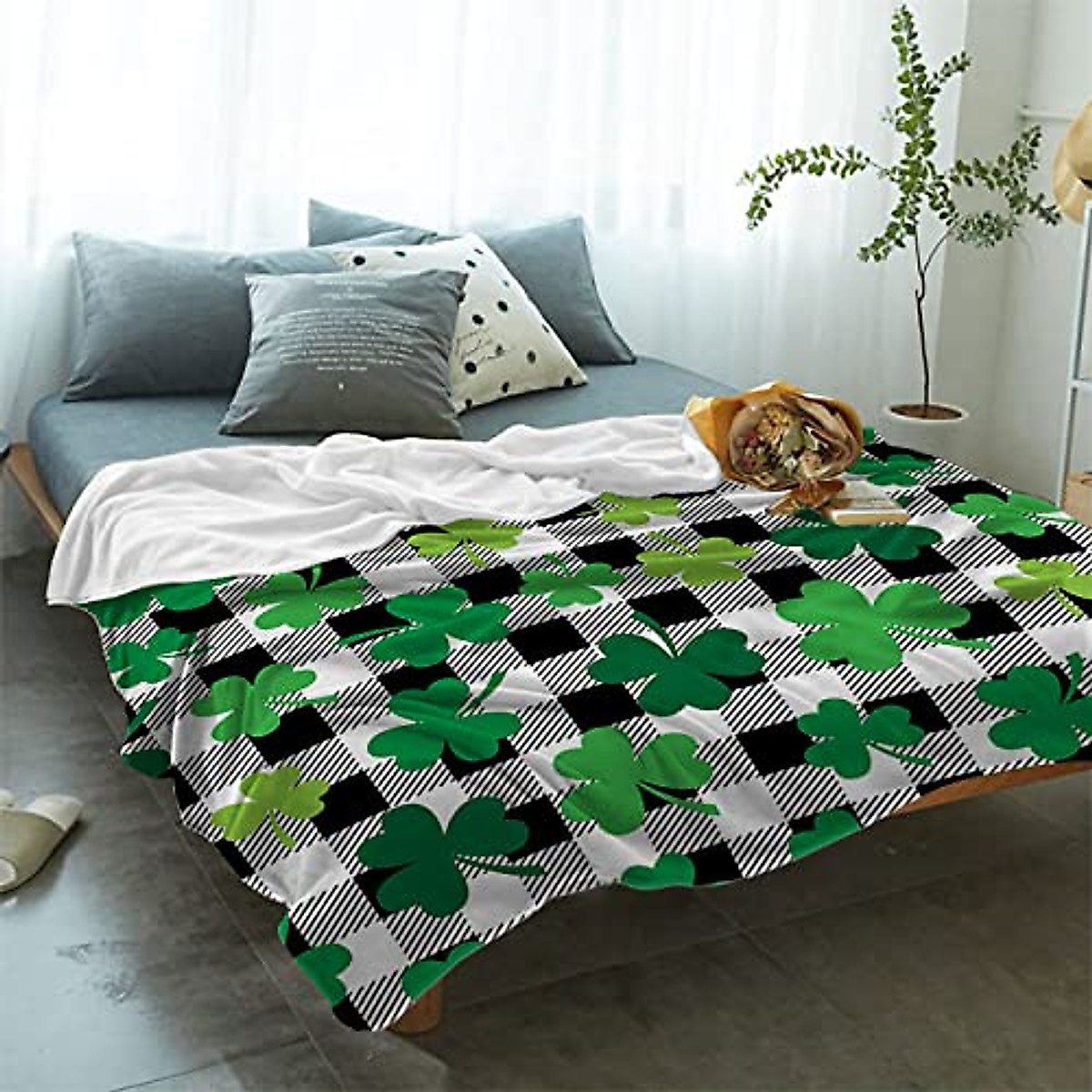 St. Patrick's Day Flannel Blanket,Soft Warm Cozy Flannel Fleece Throw Blanket, Lucky Shamrocks Black White Buffalo Plaid Fleece Blanket,Decorative Throw Blankets for Sofa Couch Bed, 39x49Inch