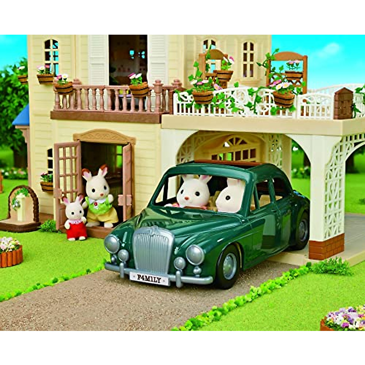 Calico Critters Large House with Carport Gift Set, Dollhouse Playset with Collectible Figure, Vehicle, Furniture and Accessories - Amazon Exclusive!