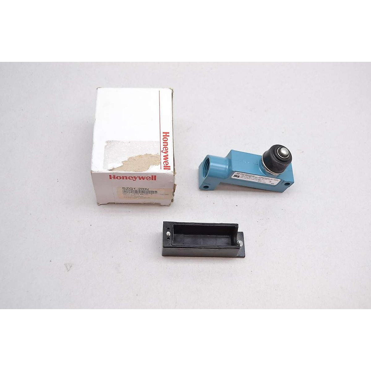 MICROSWITCH BZG1-2RN 600 V, 15 AMP, SPDT-1NO/1NC, Push Plunger, Limit Switch, Operating Force MAX 24O ZF