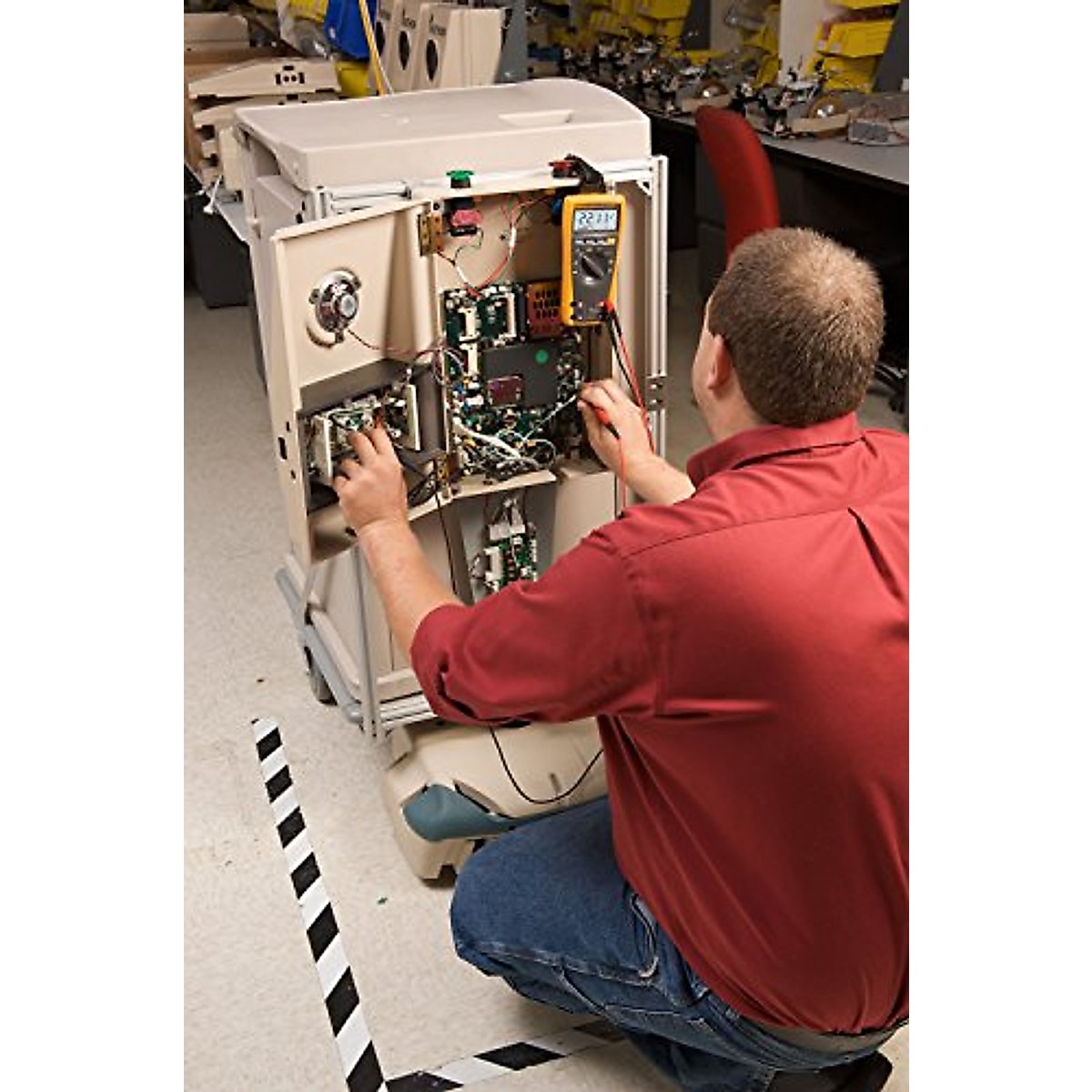 Fluke 179 Multimeter with Backlight, Includes Built-In Thermometer to Measure Temperature, Measures True-RMS AC Current and Voltage, Frequency, Capacitance, Resistance, Continuity and Diode