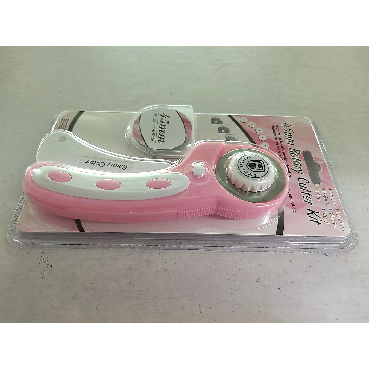 45mm Rotary Cutter with 5pcs Extra Blades, Ergonomic Handle Rolling Cutter with Safety Lock for Fabric, Leather, Crafting, Sewing, Quilting, Fabric Rotary Cutter Perfect for Left & Right Hand(Pink)