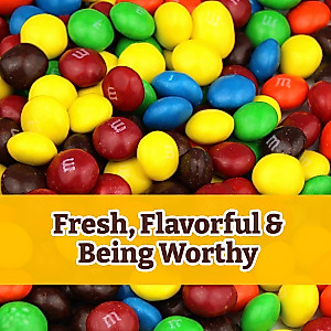 M&M Peanut Chocolate Candies, Sweet Milk Chocolate and Peanuts Bites Encased in Vibrant Candy Shell Colors, Delicious Melt in Your Mouth Sweet Snacks for Kids and Adults, Holiday Candy Bulk - 2lb Classic Bag