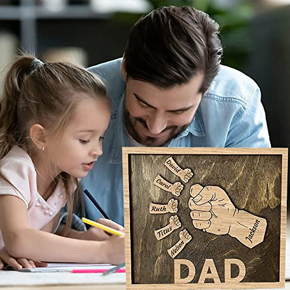 Personalized Fists Fathers Day Wood Sign, Custom Dad Plaque Family Tree Frames Wooden Plaques Decor Engraved Family Names Desk Plaque for Dad、Daddy、Papa、Grandpa from Daughter, Son,Wife - Dad、Grandpa Gifts