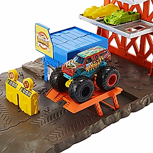 Hot Wheels Monster Trucks Blast Station Playset with 1:64 Scale Demo Derby Toy Truck & 3 Crushable Cars