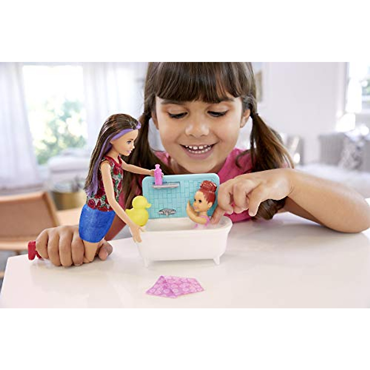 Barbie Skipper Babysitters Inc. Playset with Bathtub, Babysitting Skipper Doll and Small Toddler Doll with Button to Move Arms and Splash, Plus Themed Accessories, Gift for 3 to 7 Year Olds​​​​