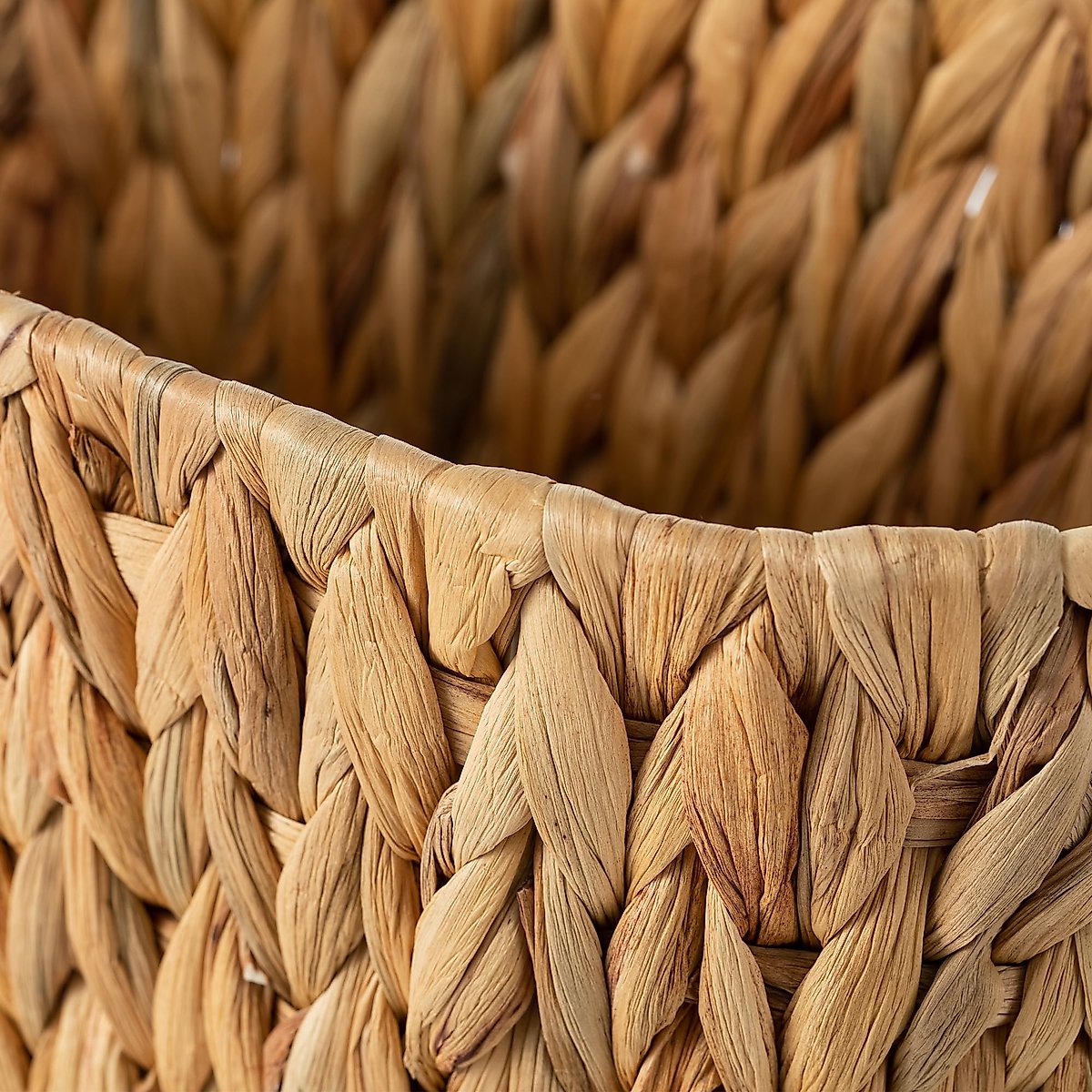 Rlosjin Wicker Trash Can, Bathroom Trash Can, Wicker Trash Can with Built-in Handle、Handwoven Water Hyacinth Trash,Wicker Waste Basket, Boho Waste Basket for Bedroom、Office、Bathroom、1 Pack