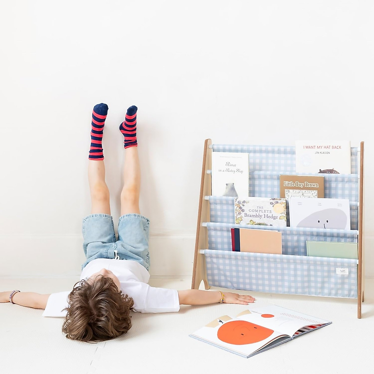 3 Sprouts Recycled Fabric Kids Bookshelf – 4-Tier Sling Book Rack Storage - Kids Room Book Shelves, Nursery, Playroom, Classroom - Bookcase Display Shelf for Toddler, Children Age 3+ - Gingham Blue