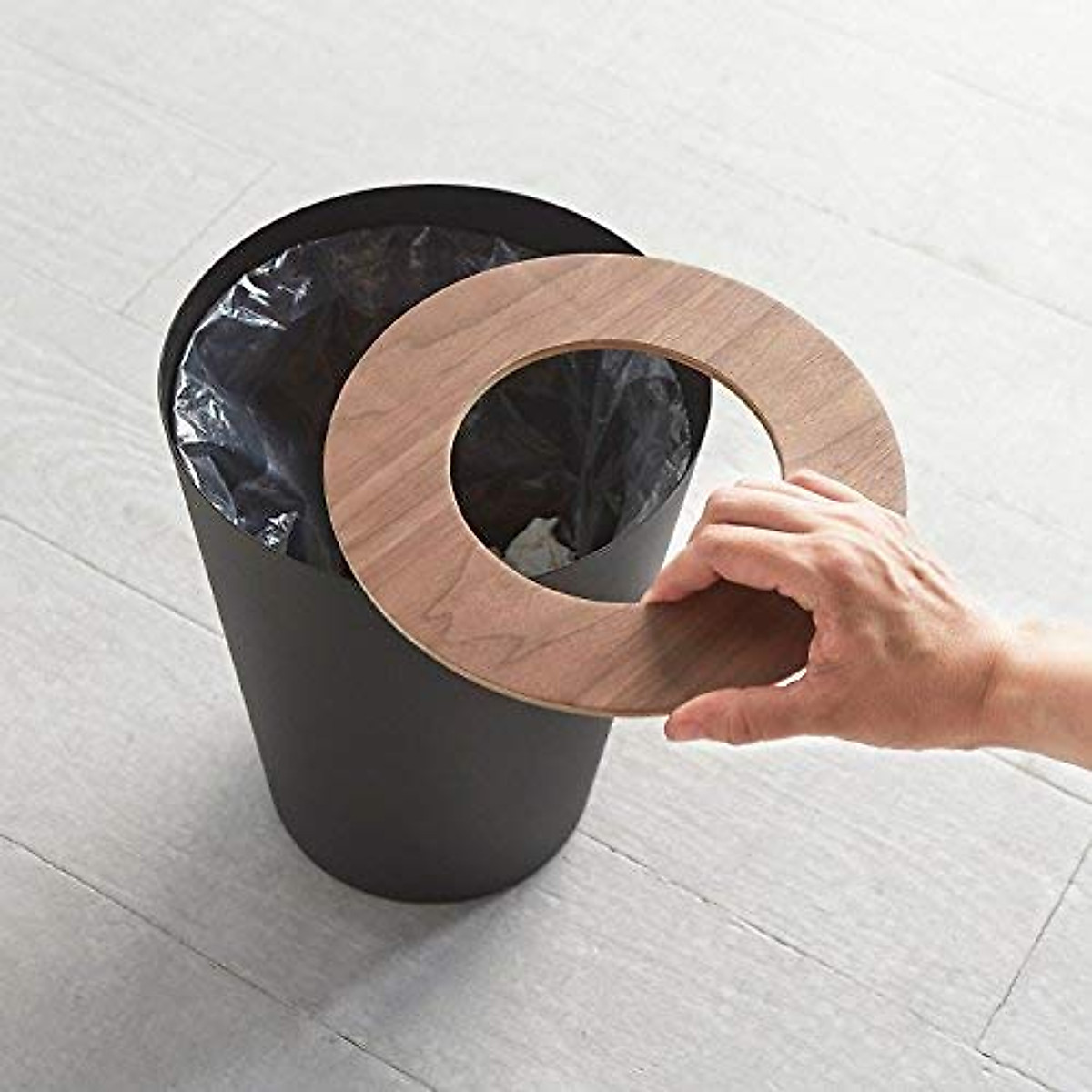 Red Co. Round Metal Modern Waste Basket, Trash Can Bin for Office or Bathroom, Black, 11-Inch