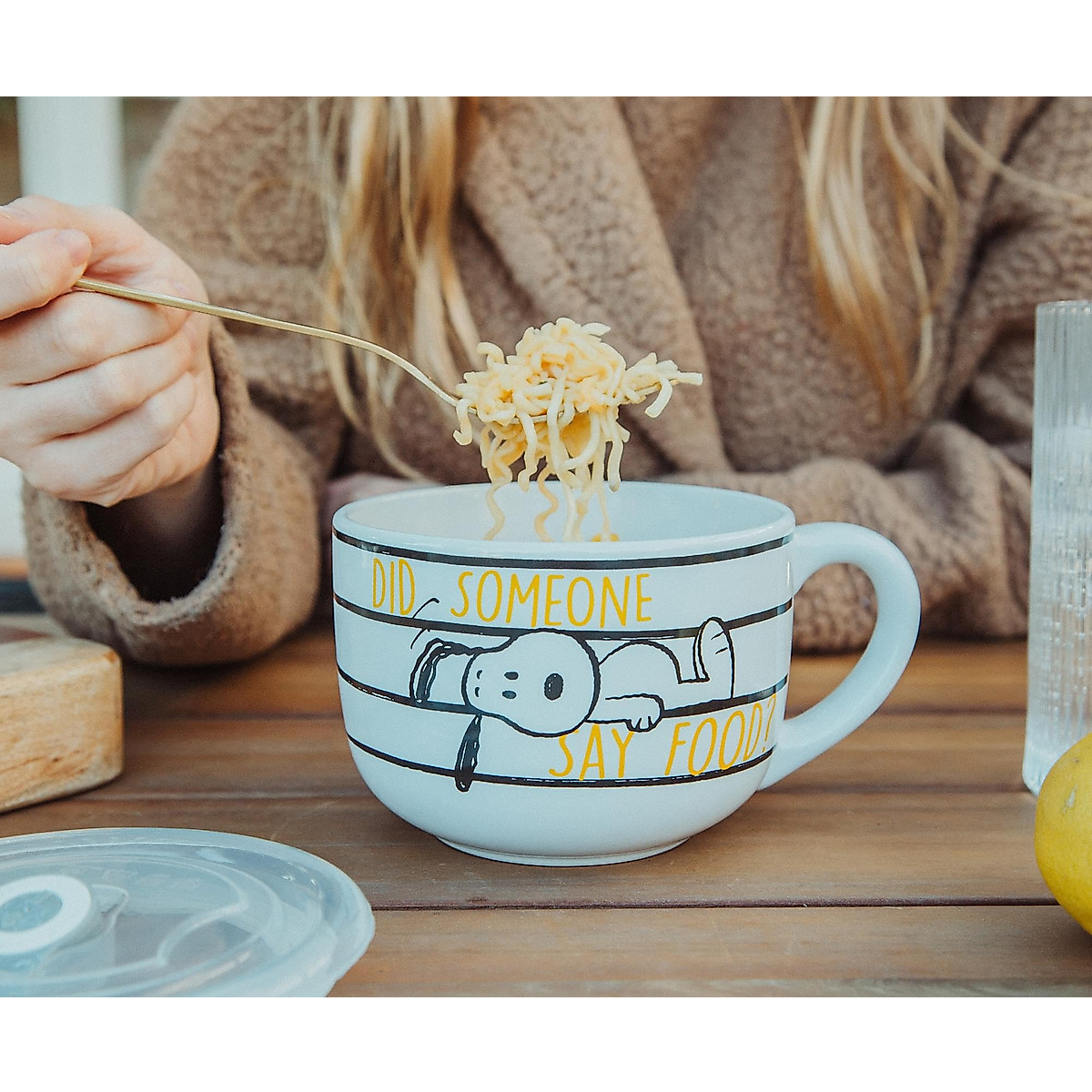 Silver Buffalo Peanuts Snoopy and Woodstock Ceramic Soup Mug with Vented Plastic Lid, 24 Ounces, 1 Count (Pack of 1)