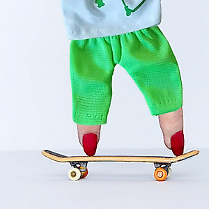 Chenfly Mini Finger Clothes for Fingerboarding - Mini Fingertip Movement Party Favors Interactive Toys for Kids Children Boys Girls - Pants T-Shirt Set for Scooter Skateboards Accessories, Green