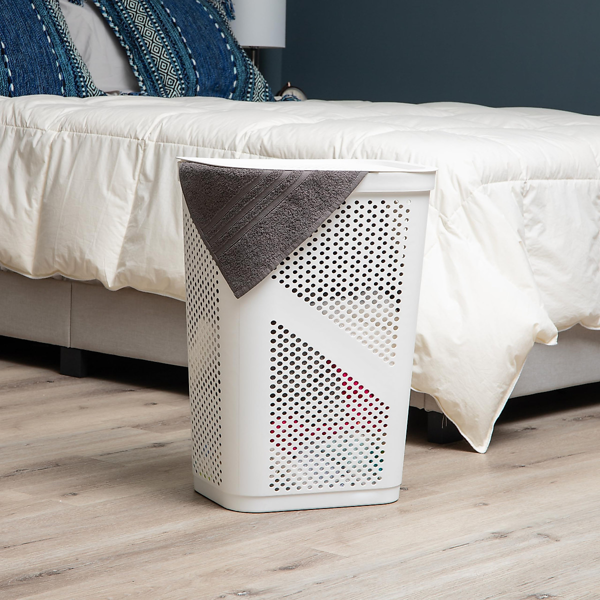 Mind Reader 60L Slim Laundry Hamper, Clothes Basket, Lid, Ventilated, Plastic, 17.25"L x 13.75"W x 23.5"H, White