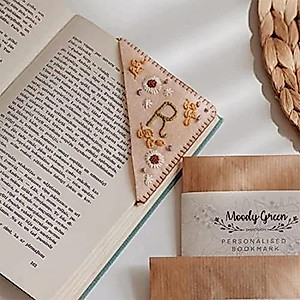 Personalized Hand Embroidered Corner Bookmark, 26 Letters Felt Triangle Corner Page Bookmark Handmade Stitched Book Marker Cute Flower Bookmarks, for Book Lovers Meaningful Gifts