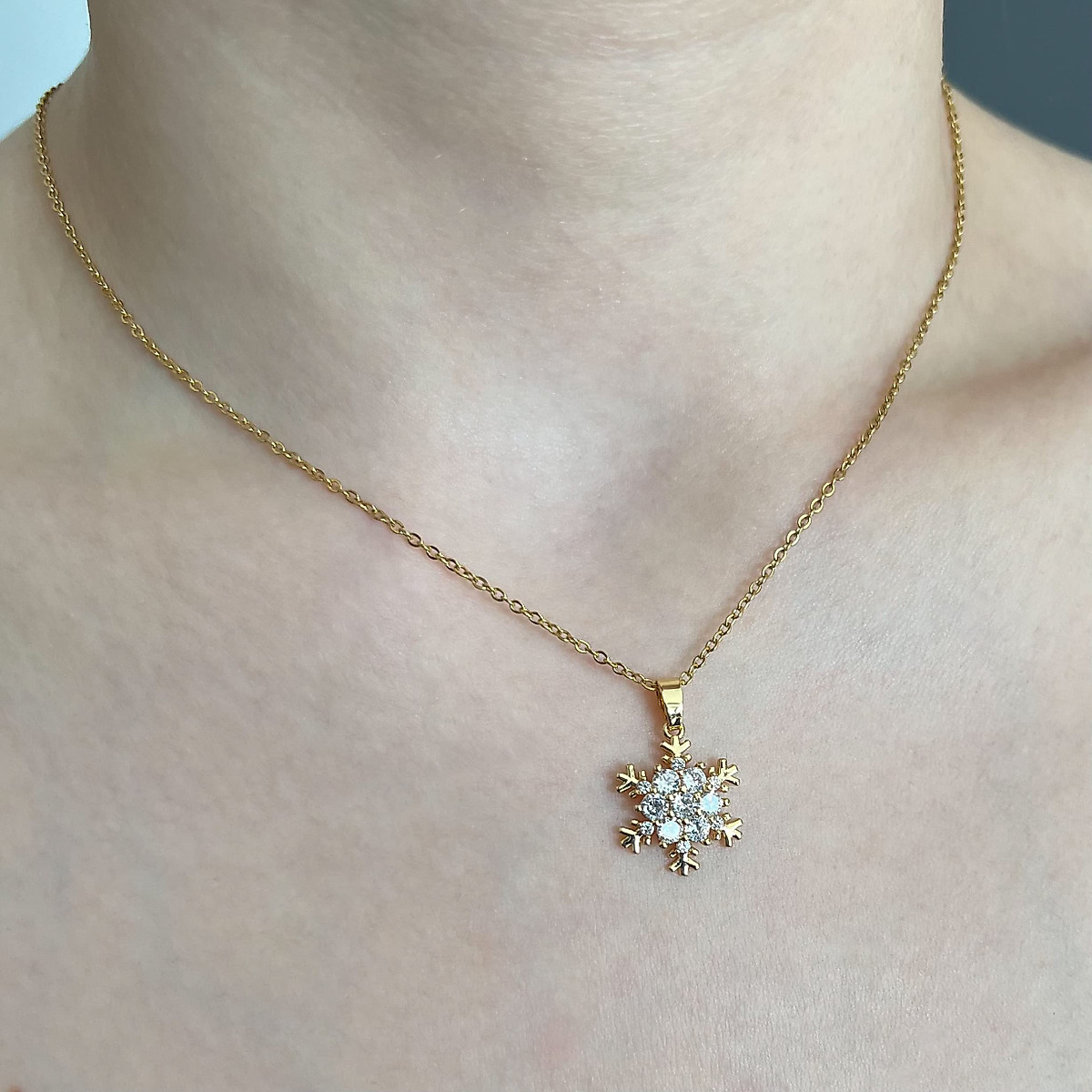 BLUEW Snowflake Pendant Necklace, Gold Plated Stainless Steel Dainty Handmade Jewelry for Women, Sparkly Cubic Zirconia, Diamond Crystal, Stylish Design, Delicate - Gift for Her