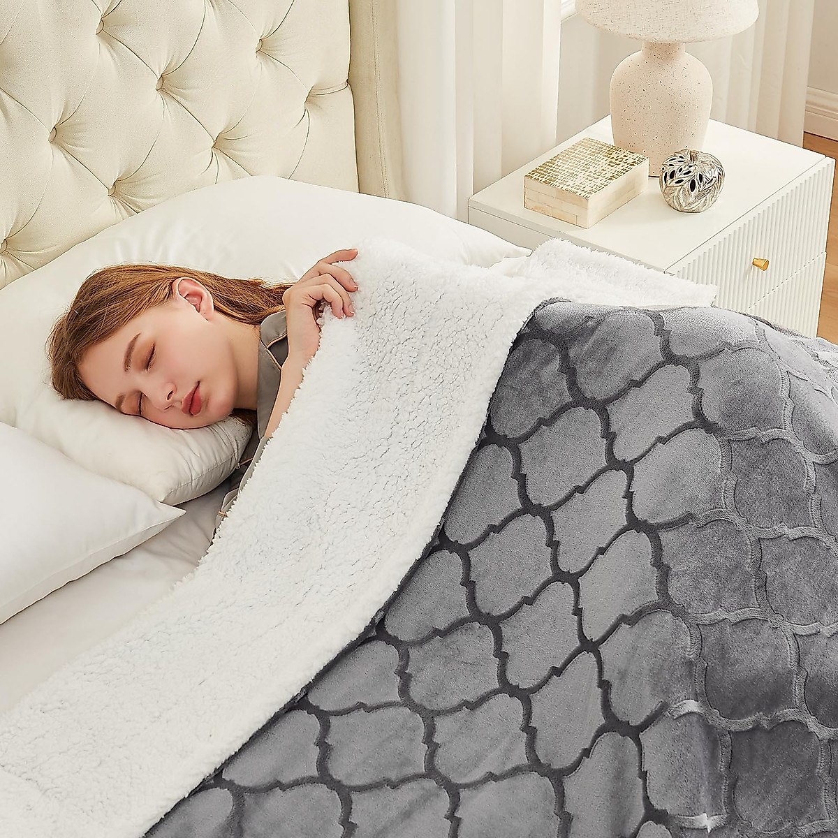 L'AGRATY Sherpa Throw Blanket - Plush Blanket for Bed - 50"x60" Soft Fleece Blanket - Comfy Fluffy Blanket for Chair and Couch - Warm Fuzzy Blanket for Gift(Light Grey)