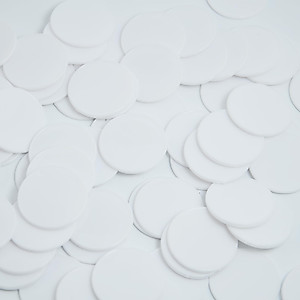 Smartdealspro 100pcs 32mm/1.26 Inch Opaque Plastic Learning Counters Disks Mini Poker Chips Game Tokens with Storage Box (White)