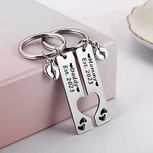 Pregnancy Announcement Gifts for First Time New Moms Dad to be Gender Reveal New Baby Gift Basket for Parents - Daddy and Mommy Est 2023 Keychain Set