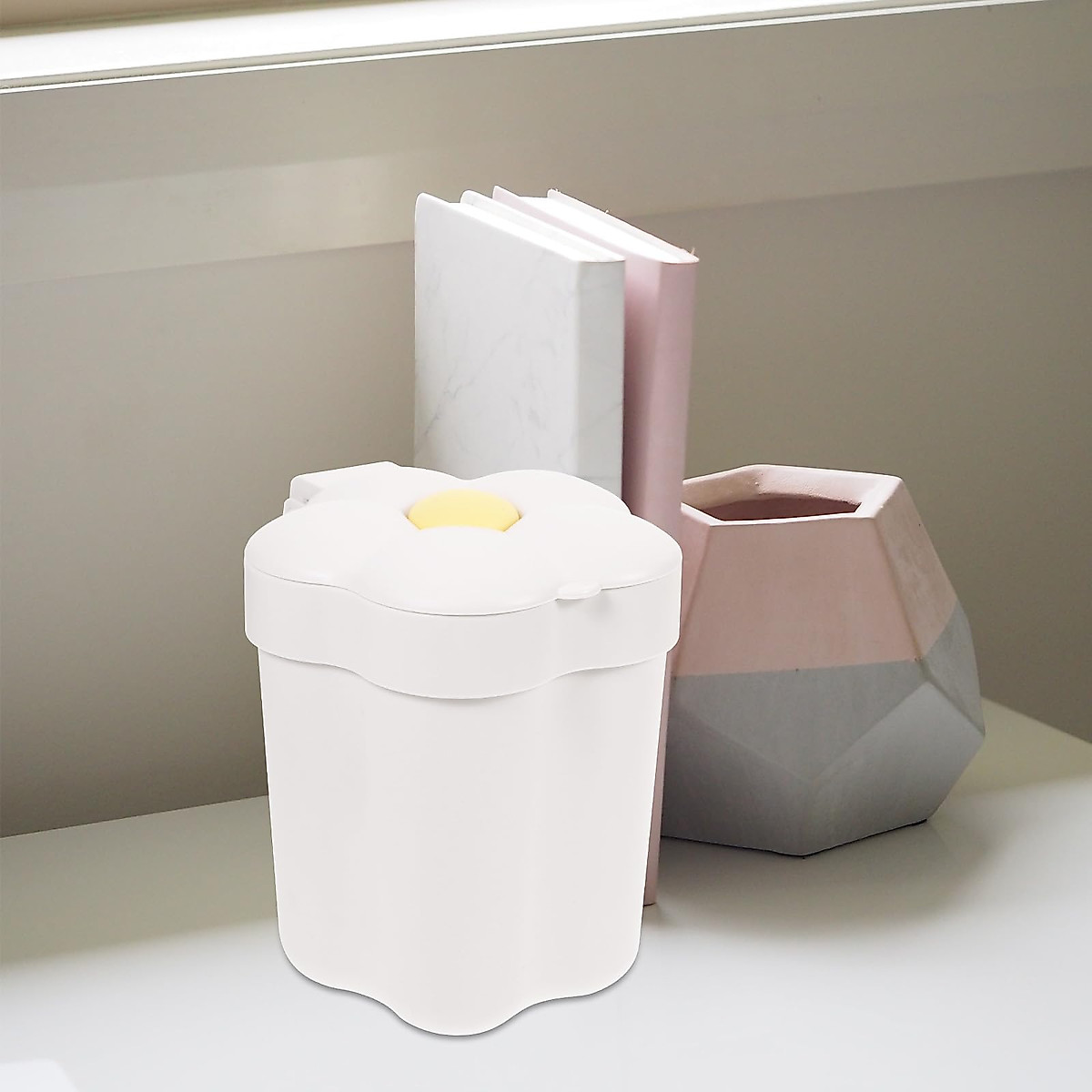TEHAUX Mini Desk Trash Can with Lid, Desktop Mini Plastic Waste Garbage Can Countertop Garbage Bin Cute Flower Shape Wastebasket Mini Waste Can for Desk Car Office Home Kitchen, White