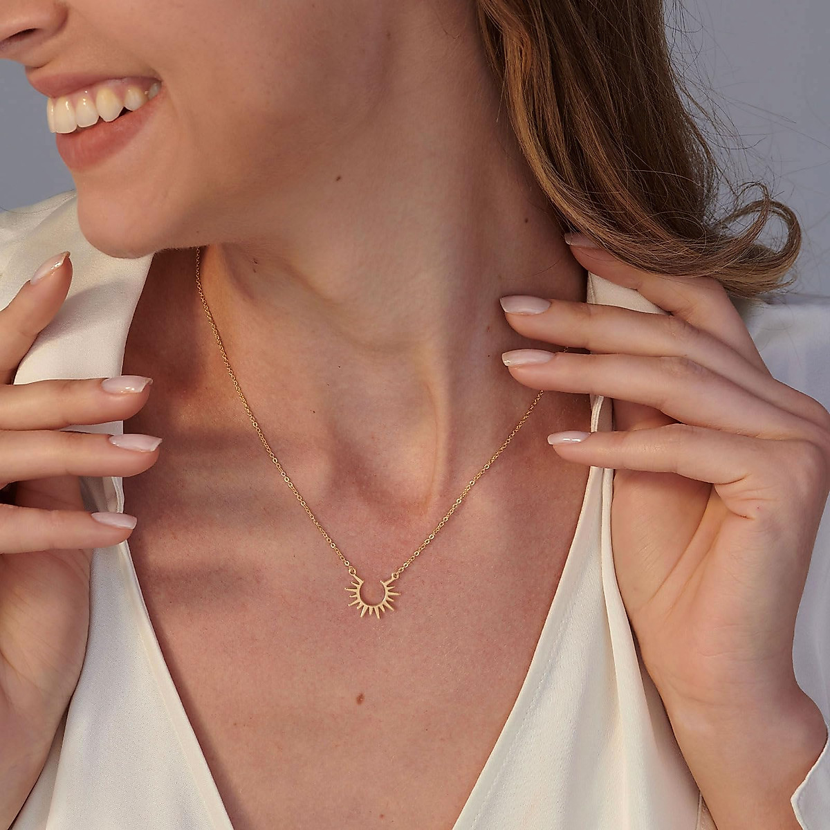 VRIUA Sun Necklace for Women 14k Gold Plated Sun Pendant Dainty Gold Necklace Minimalist Simple Jewelry