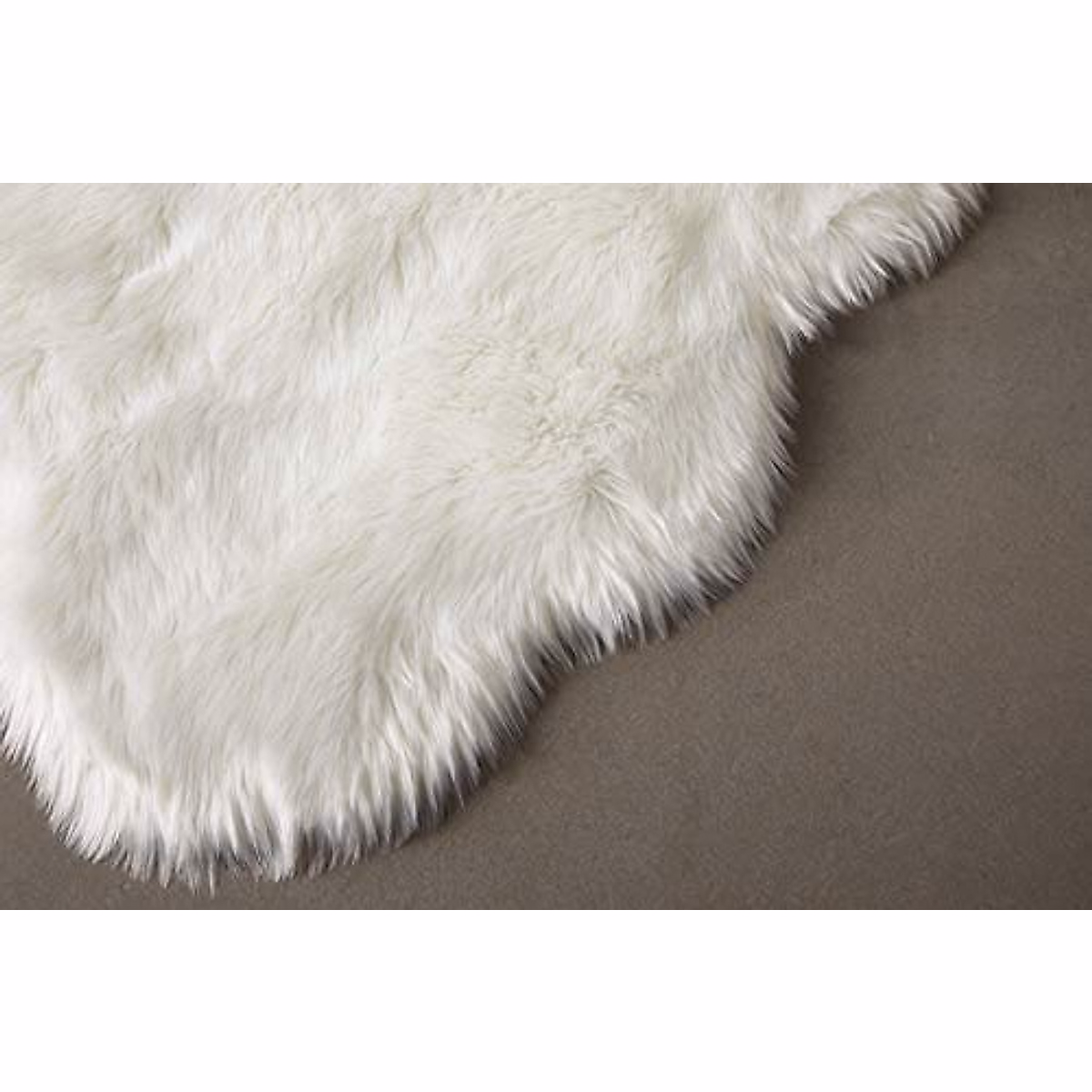 LEEVAN Faux Fur Sheepskin Shaggy Rug Silky Super Soft Area Rug Plush Fluffy Chair Cover Seat Floor Mat Carpet Luxurious Comfort Accent Home Decor for Living Room Kid’s Room (4ft x 6 ft, White)