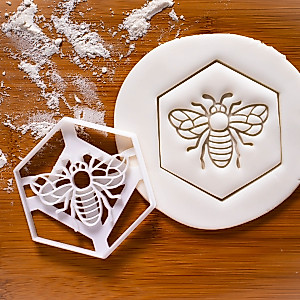 Realistic Bee cookie cutter, 1 piece - Bakerlogy