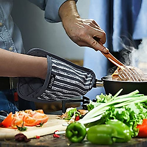 Alselo Silicone Pot Holders Set of 3 Heat Resistant & Non Slip Potholders, Professional Oven Hot Pads with Pockets Mitts for Kitchen Cooking Baking Barbecue