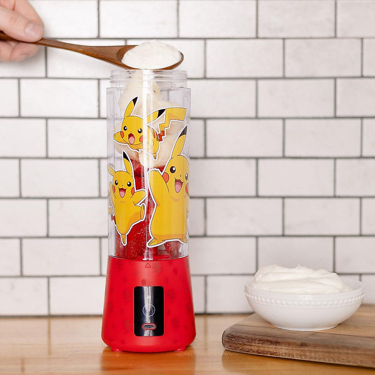 Uncanny Brands Pok mon Pokémon USB-Rechargeable Portable Blender