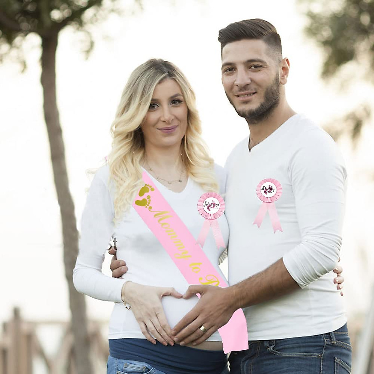 CoolerthingsDG, 3pcs, Daddy to be & Mommy to be Tinplate Badge Pink pin and one pink sash for mommy to be, with gold Letters, - Baby Shower Button New Dad Gifts Gender Reveals Party Baby Girl White and Pink Rosette Button Baby Celebration ( pink footprint