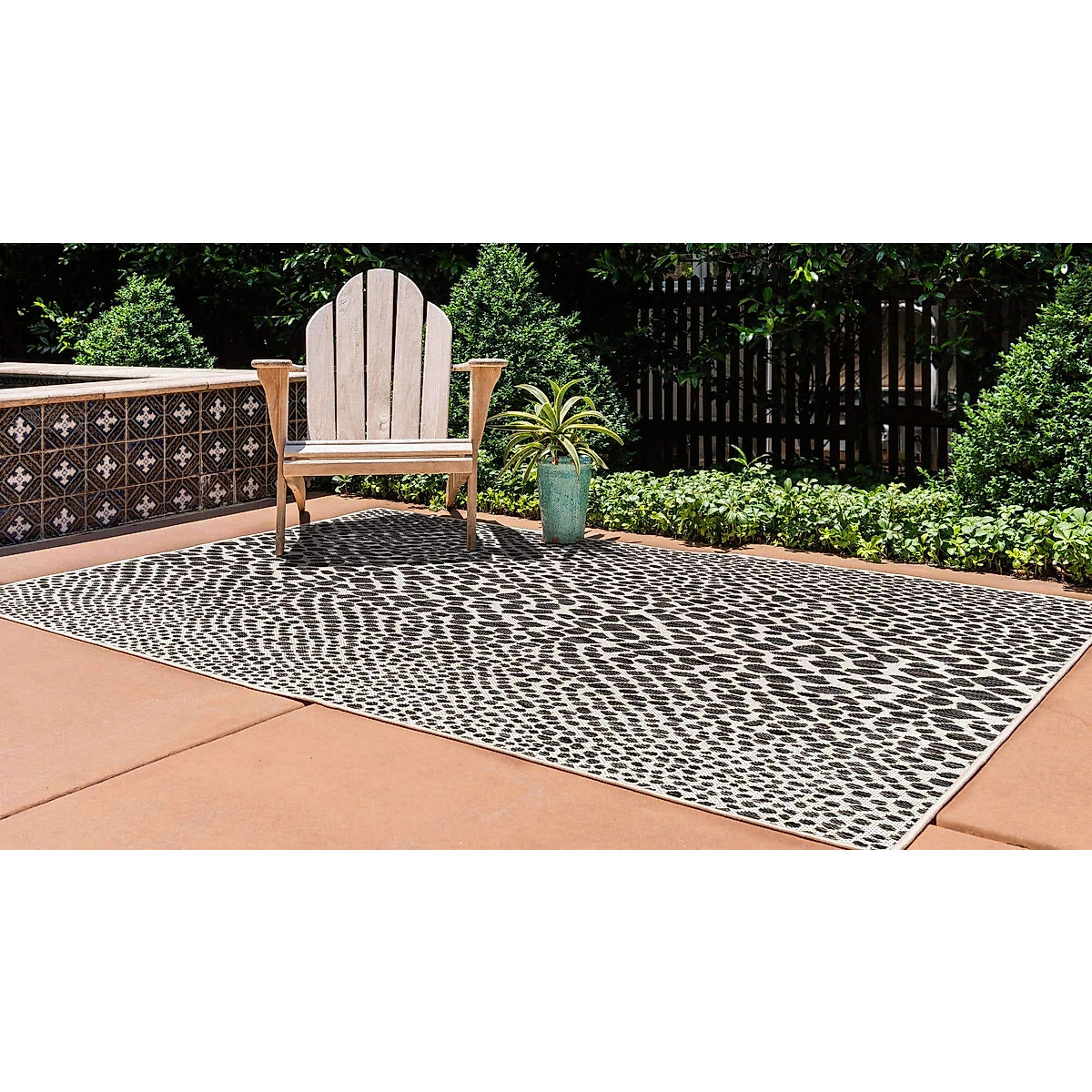 Unique Loom Outdoor Collection Area Rug - Cape Town (5' 3' x 8' Rectangle, Black/ Ivory)