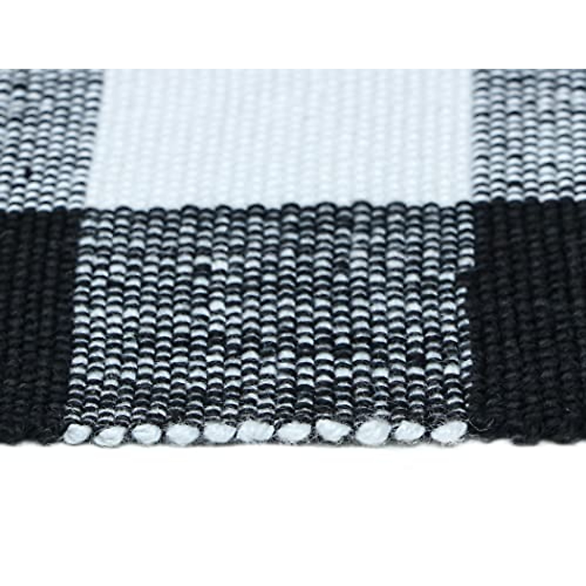 SISOSU Woven Buffalo Plaid Area Rug - Carpets for Living Room, Bedroom, Dining Room, Home Décor - Luxurious Handcrafted Traditional Rug - PET-Yarn - Modern Rugs- 2’ x 3’- Black & White