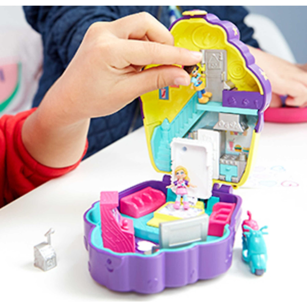 Polly Pocket Playset, Travel Toy with 2 Micro Dolls & Surprise Accessories, Pocket World Cupcake Compact, Food Toy