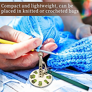 SWTHM 5 PCS Portable Wrist Yarn Holders Wooden Yarn Carrier Yarn Spinner for Carrying Yarn On The Go Knitting Supplies for Compilation Enthusiasts