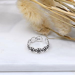 AeraVida Stylish Flowers Wrap .925 Sterling Silver Toe Ring or Pinky Ring | Comfort Adjustable Band | Open Beach Boho Ring