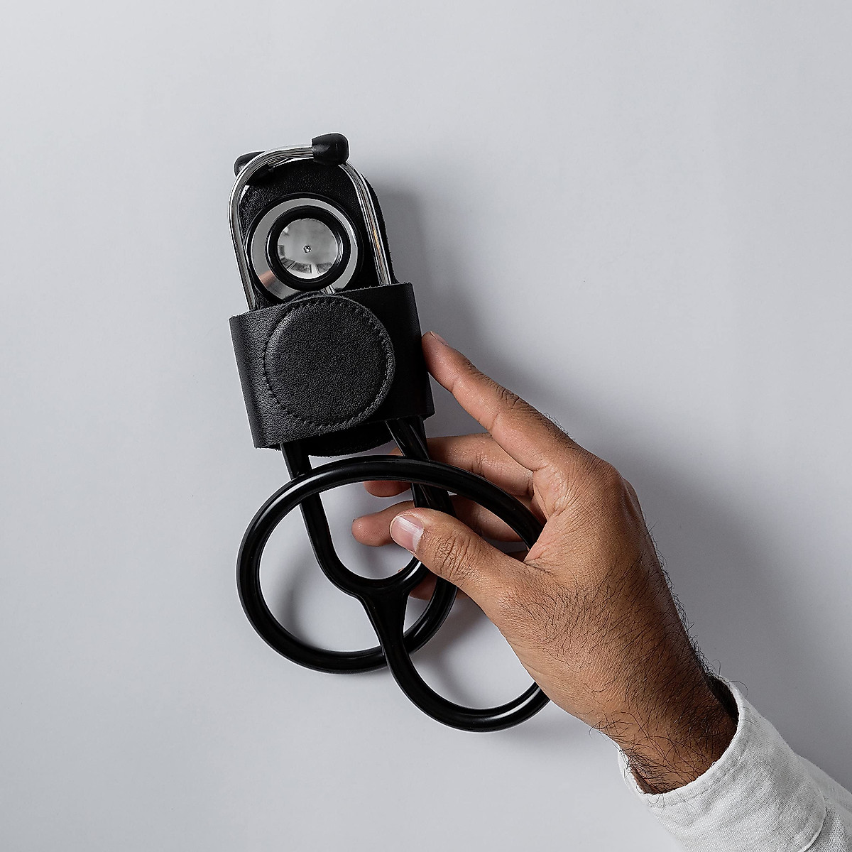 Wenses Magnetic Stethoscope Holder Hip Clip Black Genuine Leather Gift Set, Includes Writing Pen